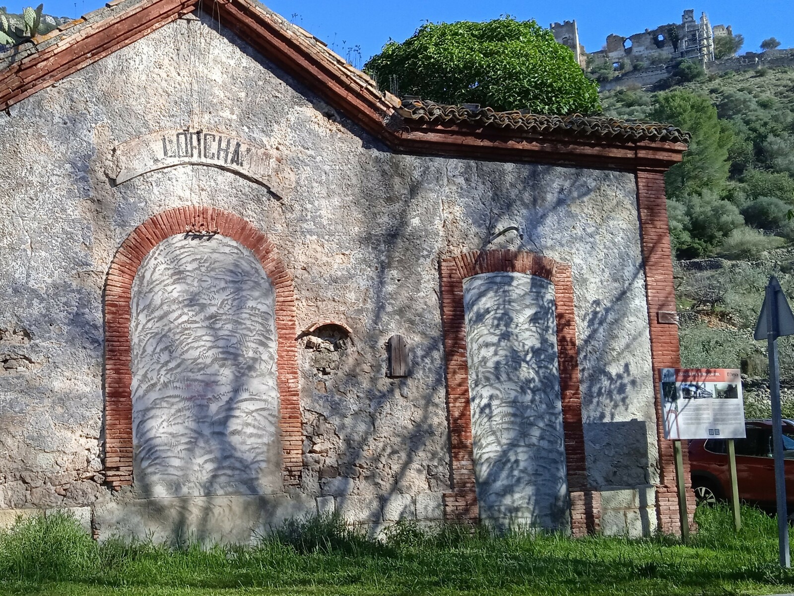 Comienzo de la ruta. La estación de Lorcha y el castillo de Perputxent ...